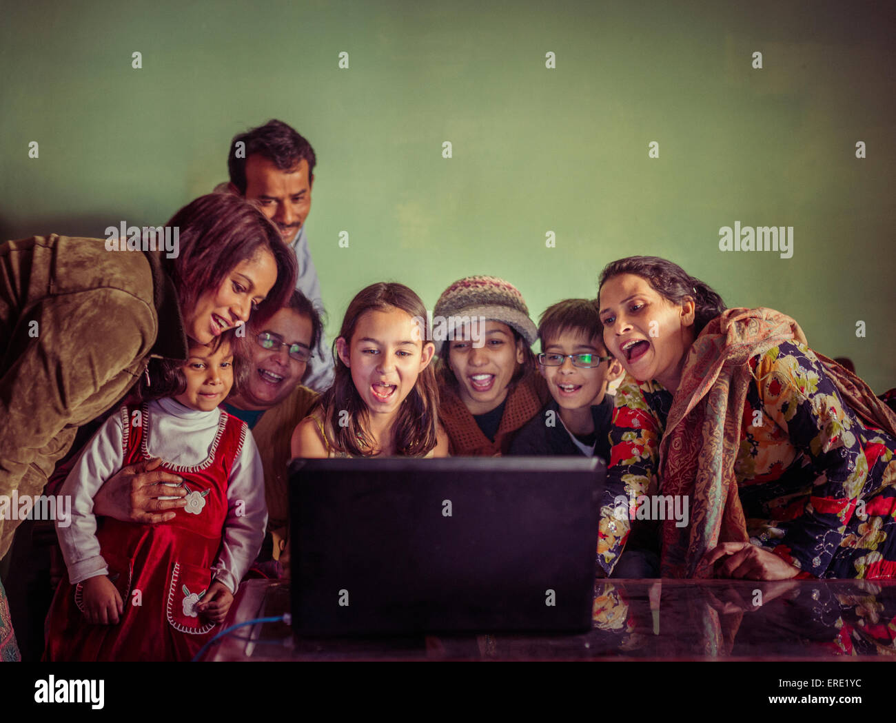 Multi age family hi-res stock photography and images - Alamy