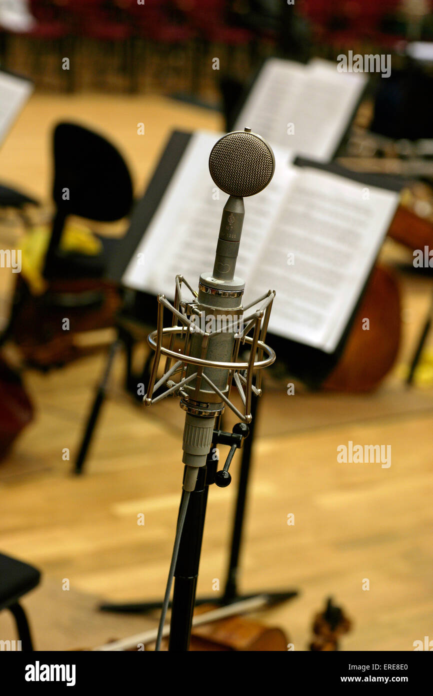 Microphone cradle hi-res stock photography and images - Alamy