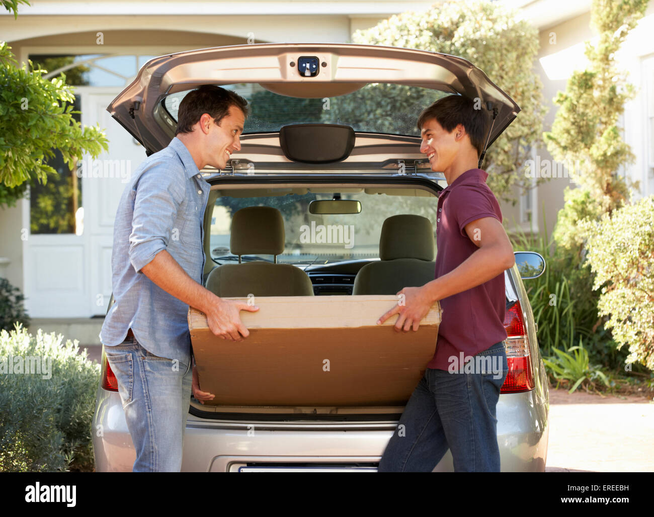 Large television man hi-res stock photography and images - Alamy