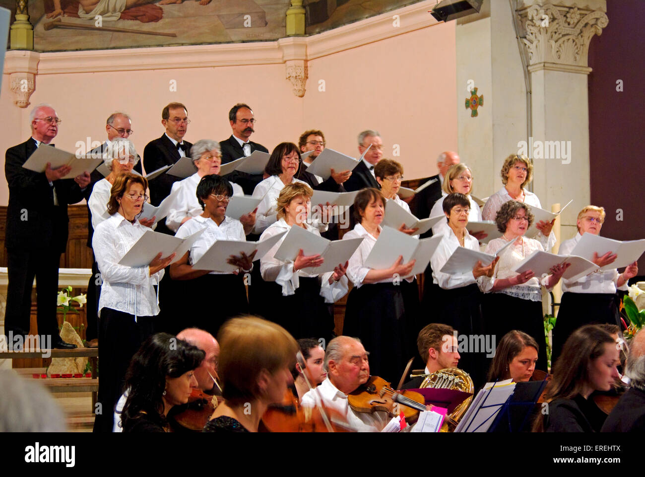 Choir in harmony hi-res stock photography and images - Alamy