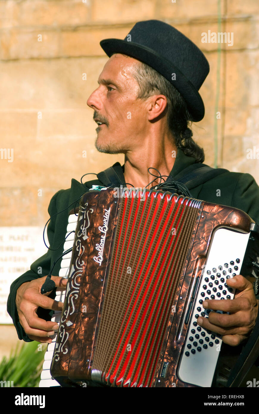 Piano accordion player, wearing a hat Stock Photo - Alamy