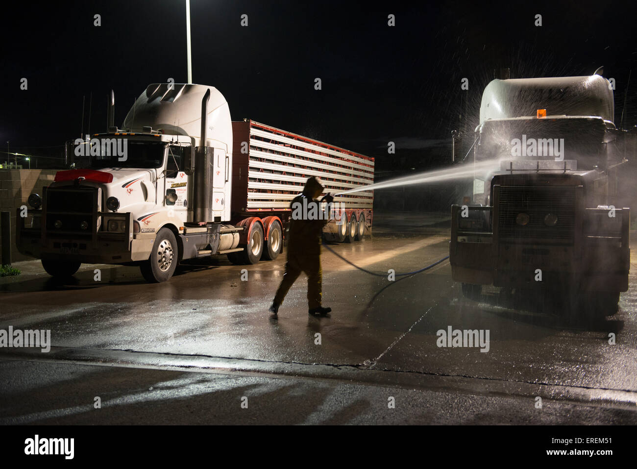 Washing semi truck and trailer hi-res stock photography and images - Alamy