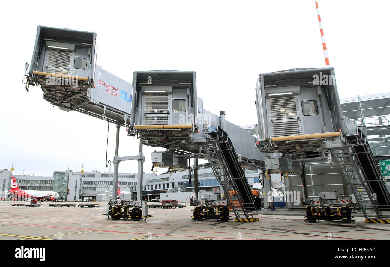 The three "fingers" of the new boarding area for the Airbus A380 at ...
