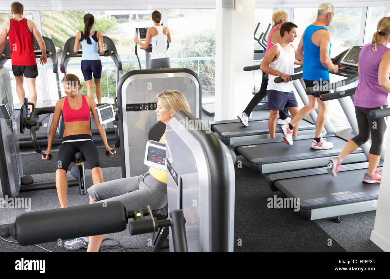 Busy gym machines hi-res stock photography and images - Alamy