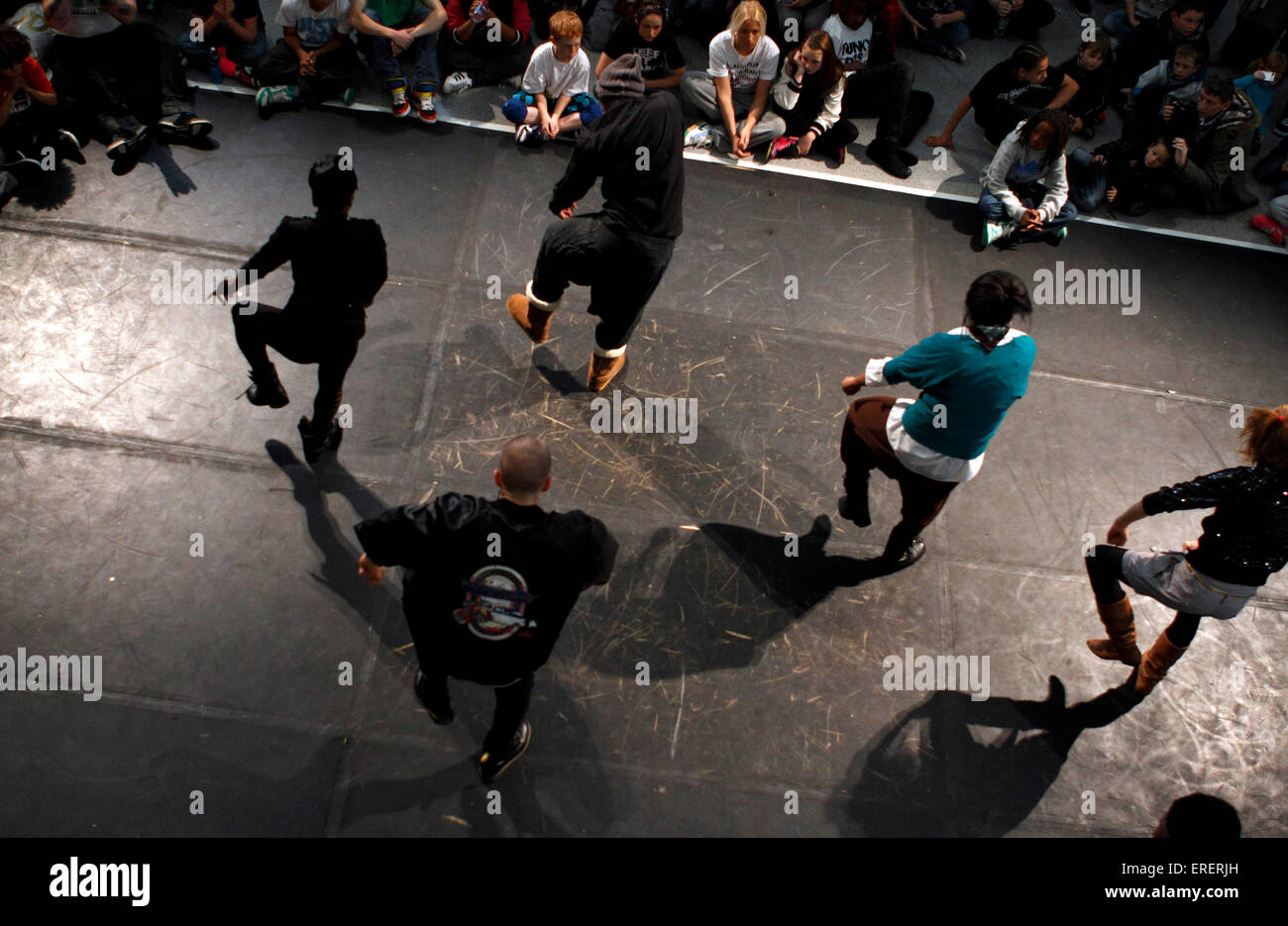 Hip hop or Streetdance group Stock Photo - Alamy