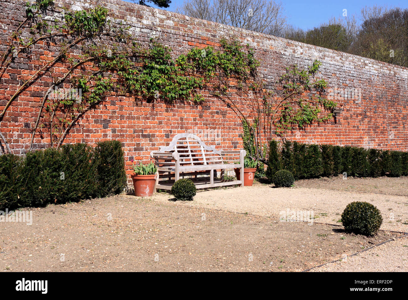 ENGLISH VICTORIAN WALLED GARDEN. GARDEN SEAT Stock Photo - Alamy