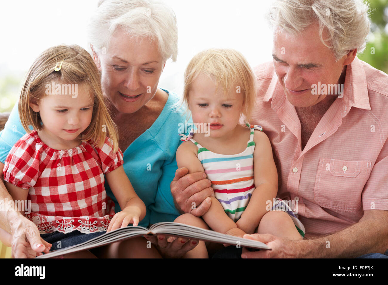 Senior reading story grandchildren hi-res stock photography and images ...
