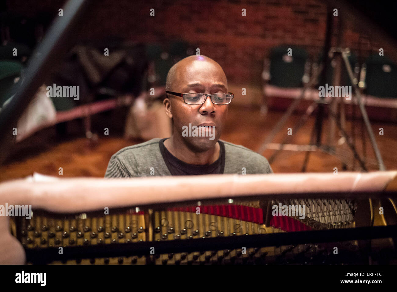 Robert mitchell performing hi-res stock photography and images - Alamy