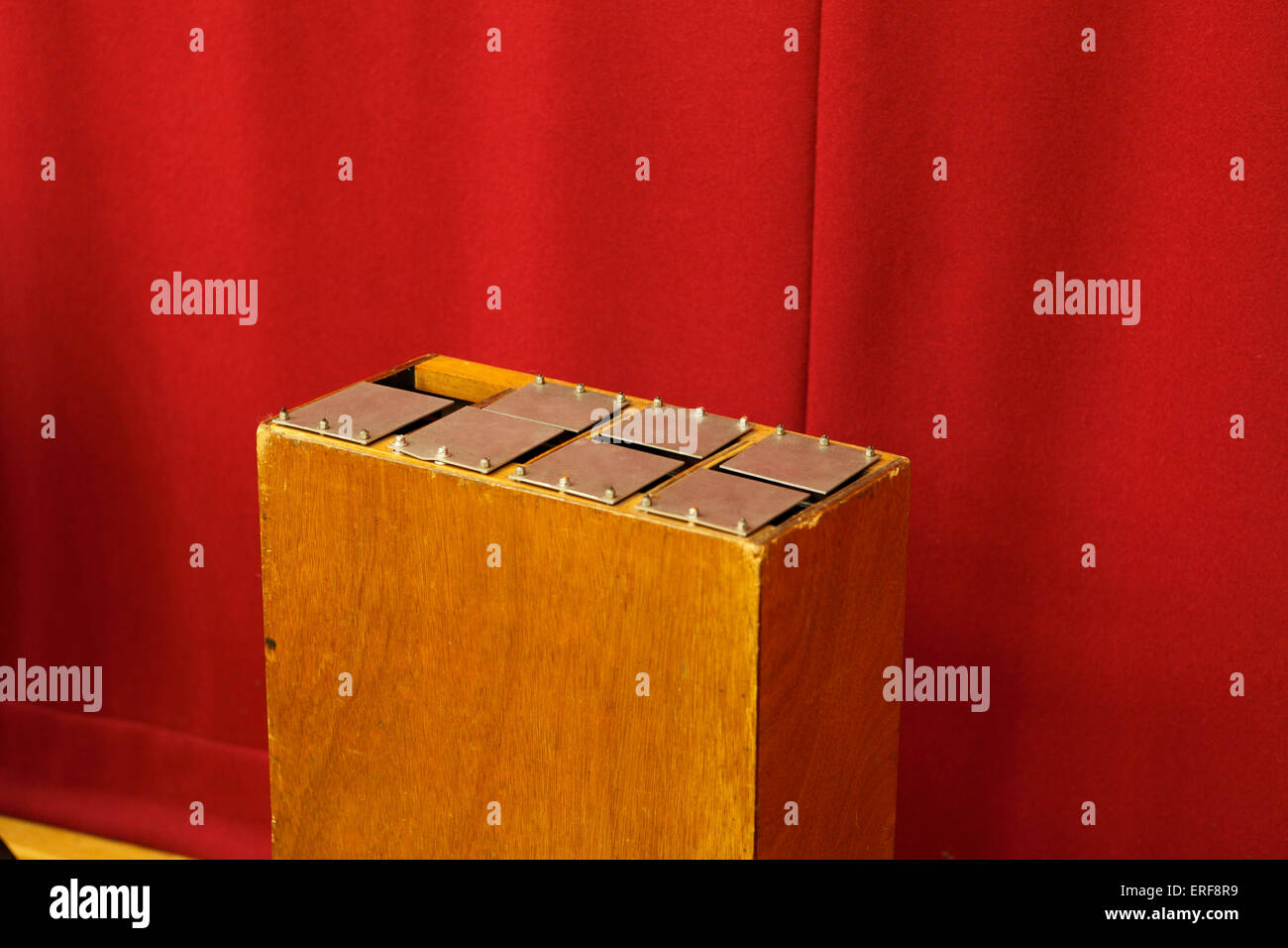 Metal plates music hi-res stock photography and images - Alamy