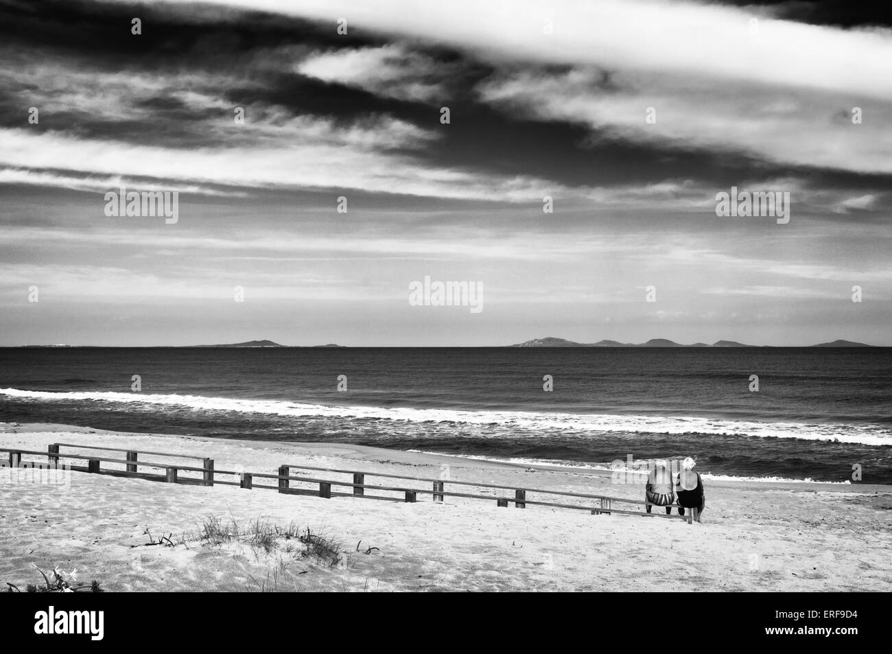 Two friends on beach hi-res stock photography and images - Alamy