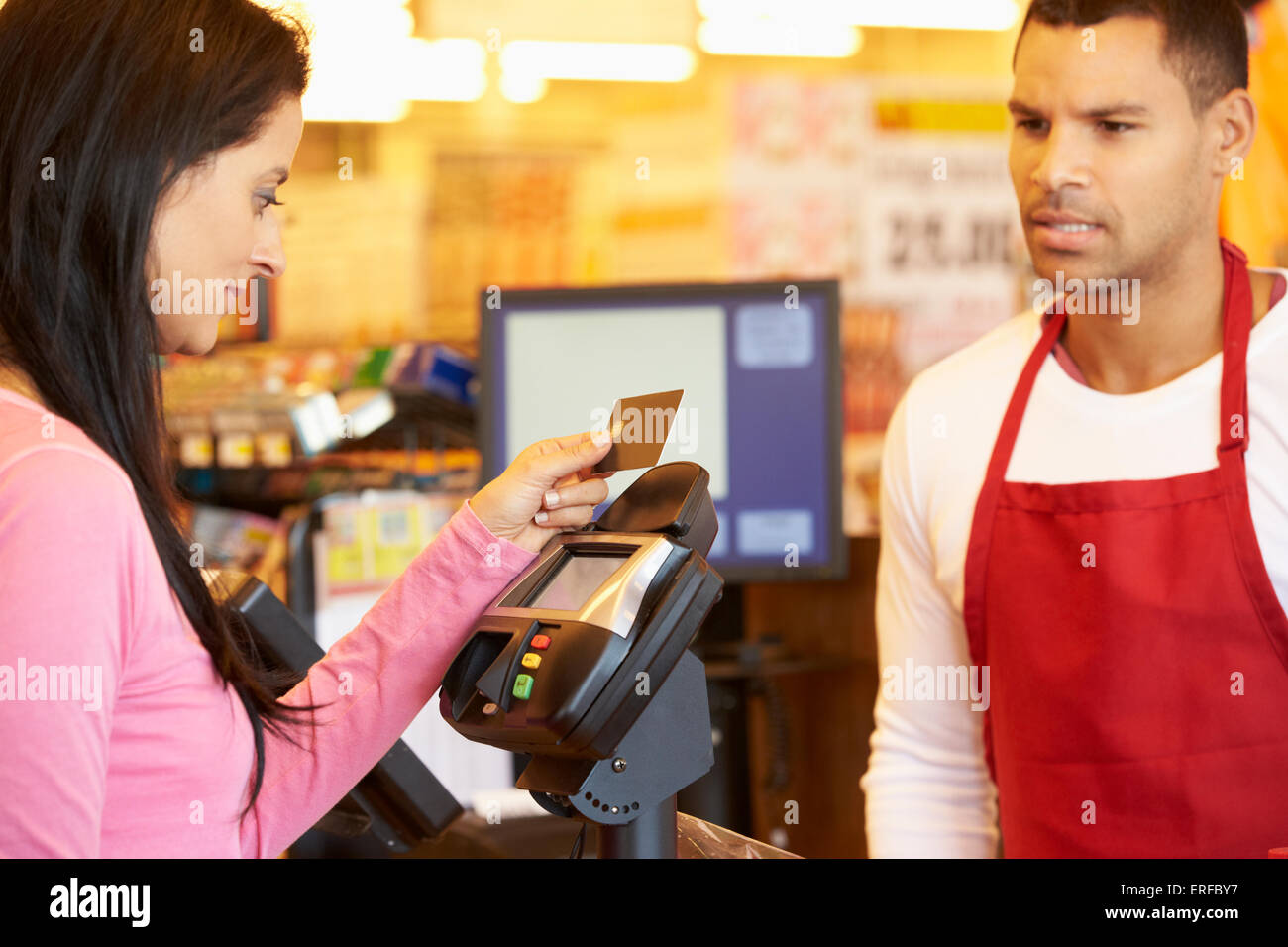 Woman supermarket checkout at home hi-res stock photography and images ...