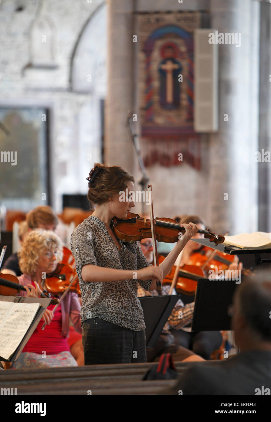 Jennifer Pike. Violinist. Violin soloist. UK. In rehearsal Stock Photo ...