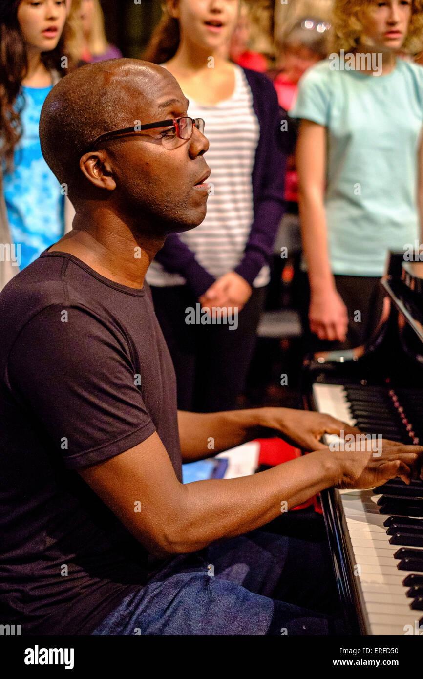 Robert mitchell performing hi-res stock photography and images - Alamy