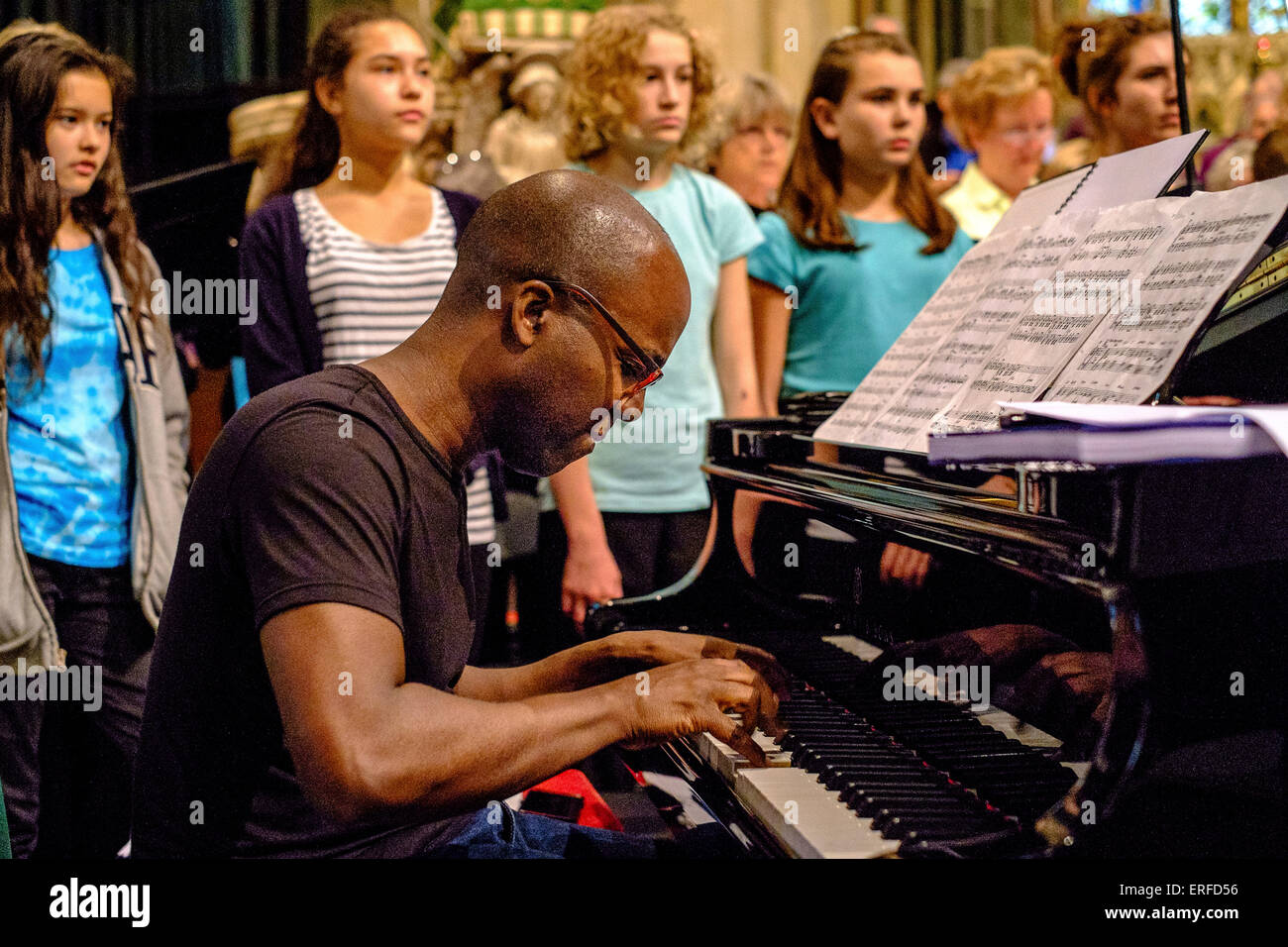Robert mitchell performing hi-res stock photography and images - Alamy