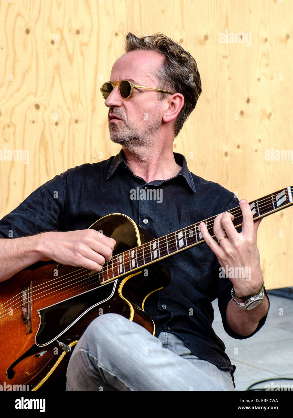 Rhythm guitarist Dave Kelbie playing during soundchecks with Fapy ...
