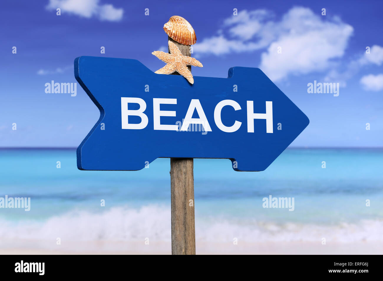 Sign to the sandy beach and sea in summer on vacation Stock Photo - Alamy