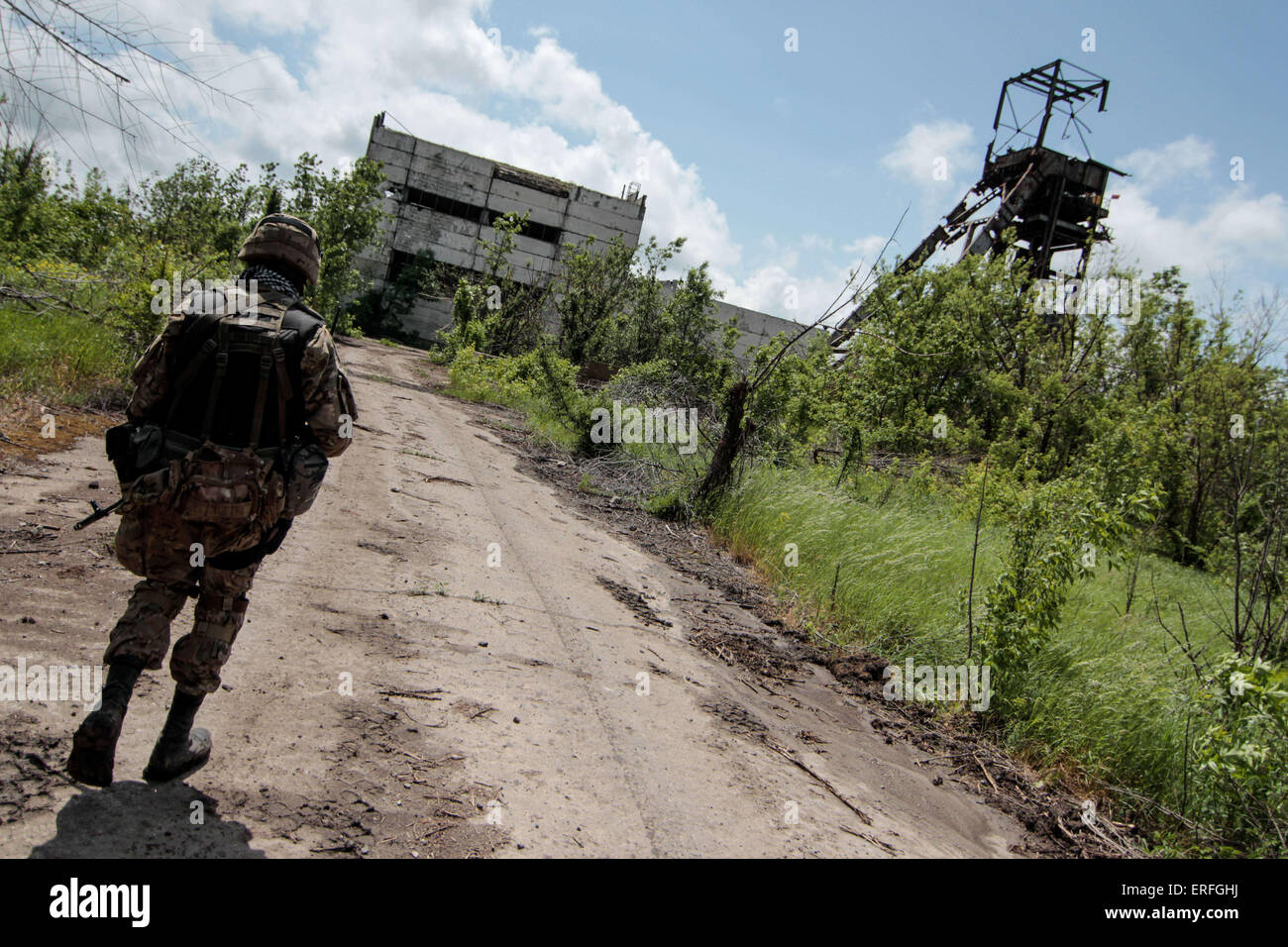 Peski, Ukraine. 29th May, 2015. In Donetsk direction in the sand and ...