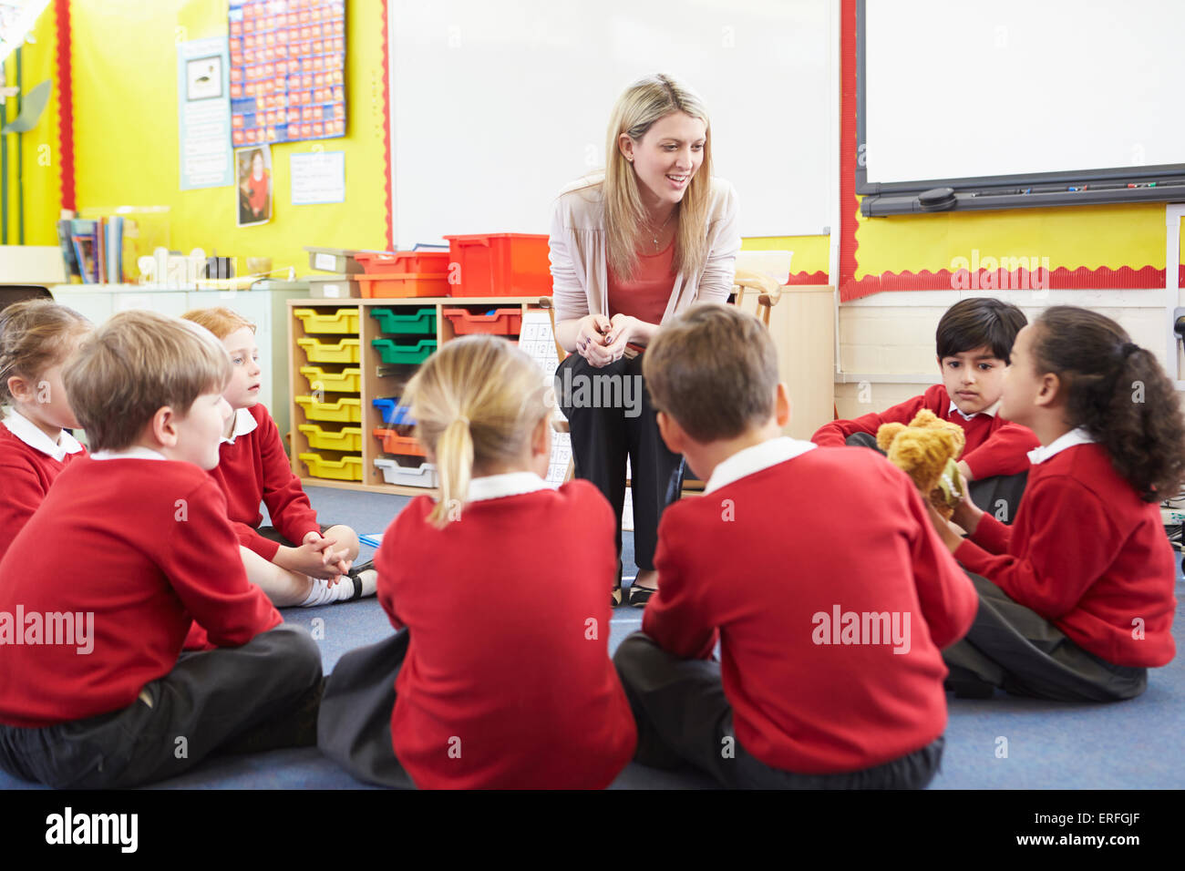 Story telling classroom hi-res stock photography and images - Alamy
