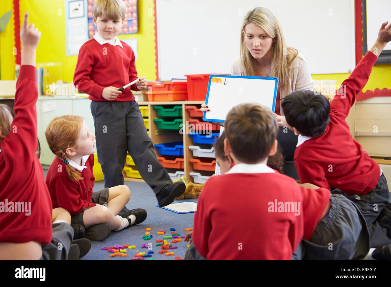 Teacher Teaching Spelling To Elementary School Pupils Stock Photo - Alamy