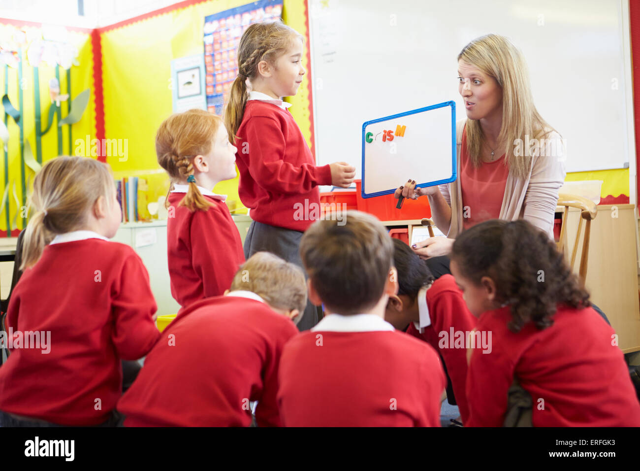 Teacher Teaching Spelling To Elementary School Pupils Stock Photo - Alamy