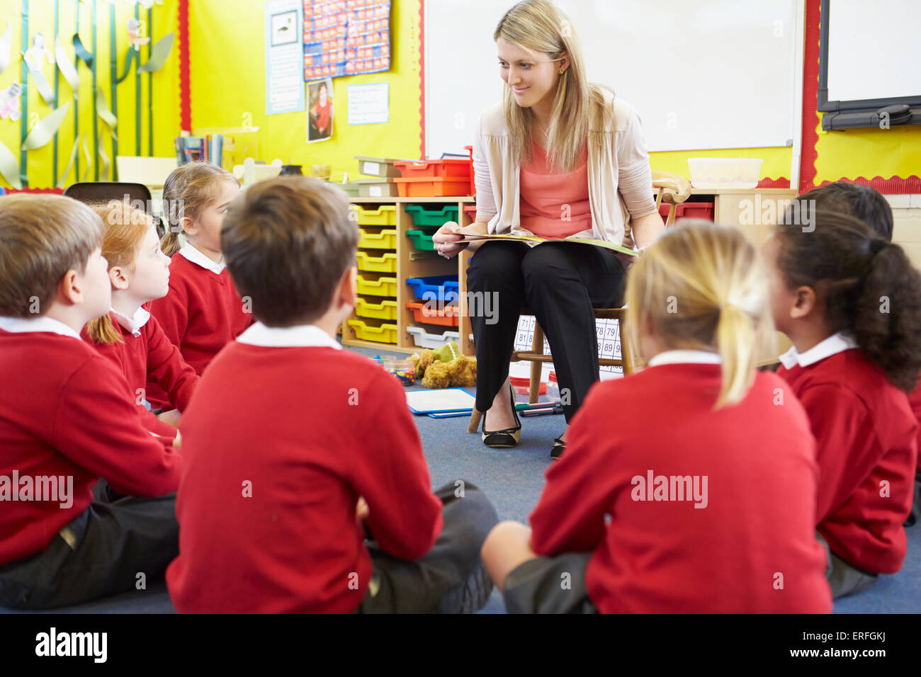 Teacher Reading Story To Elementary School Pupils Stock Photo - Alamy