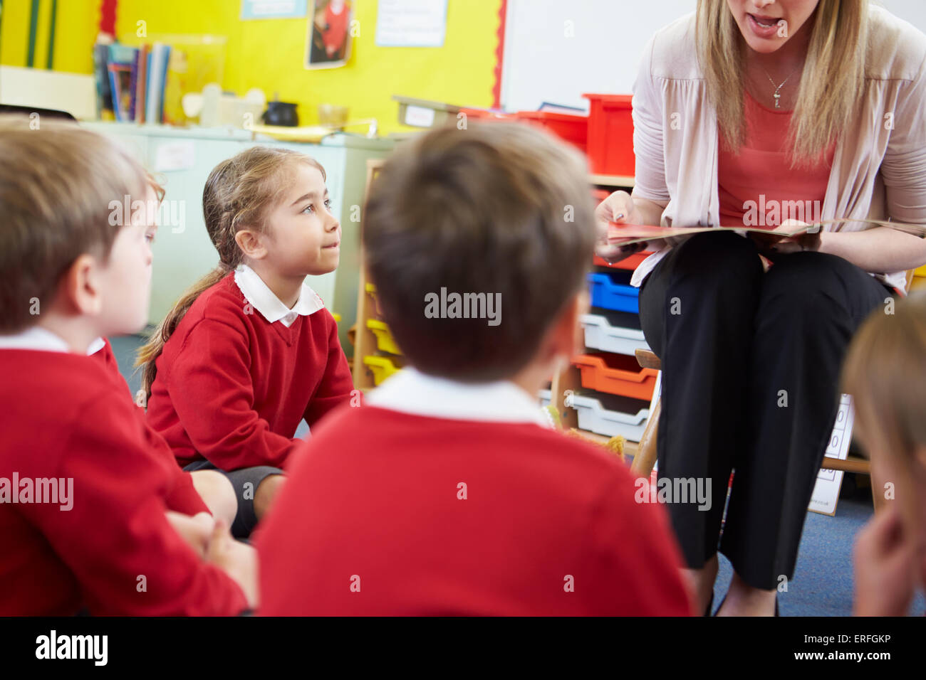 Teacher Reading Story To Elementary School Pupils Stock Photo - Alamy