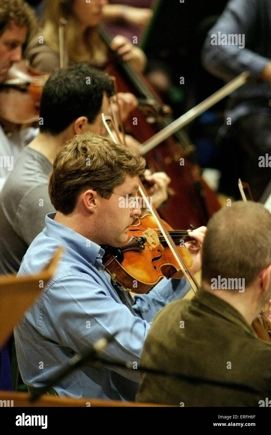 Viola section hi-res stock photography and images - Alamy