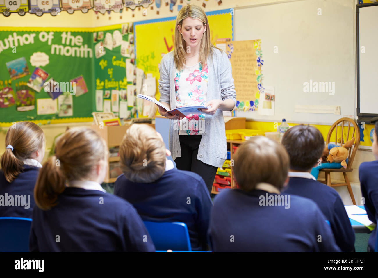 Teacher Teaching Lesson To Elementary School Pupils Stock Photo - Alamy