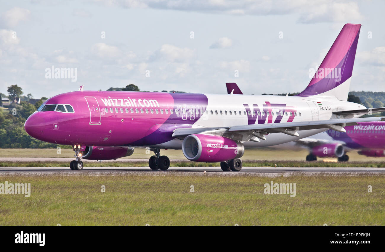 Wizz Air Airbus a320 HA-LYJ taking off from London-Luton Airport LTN ...