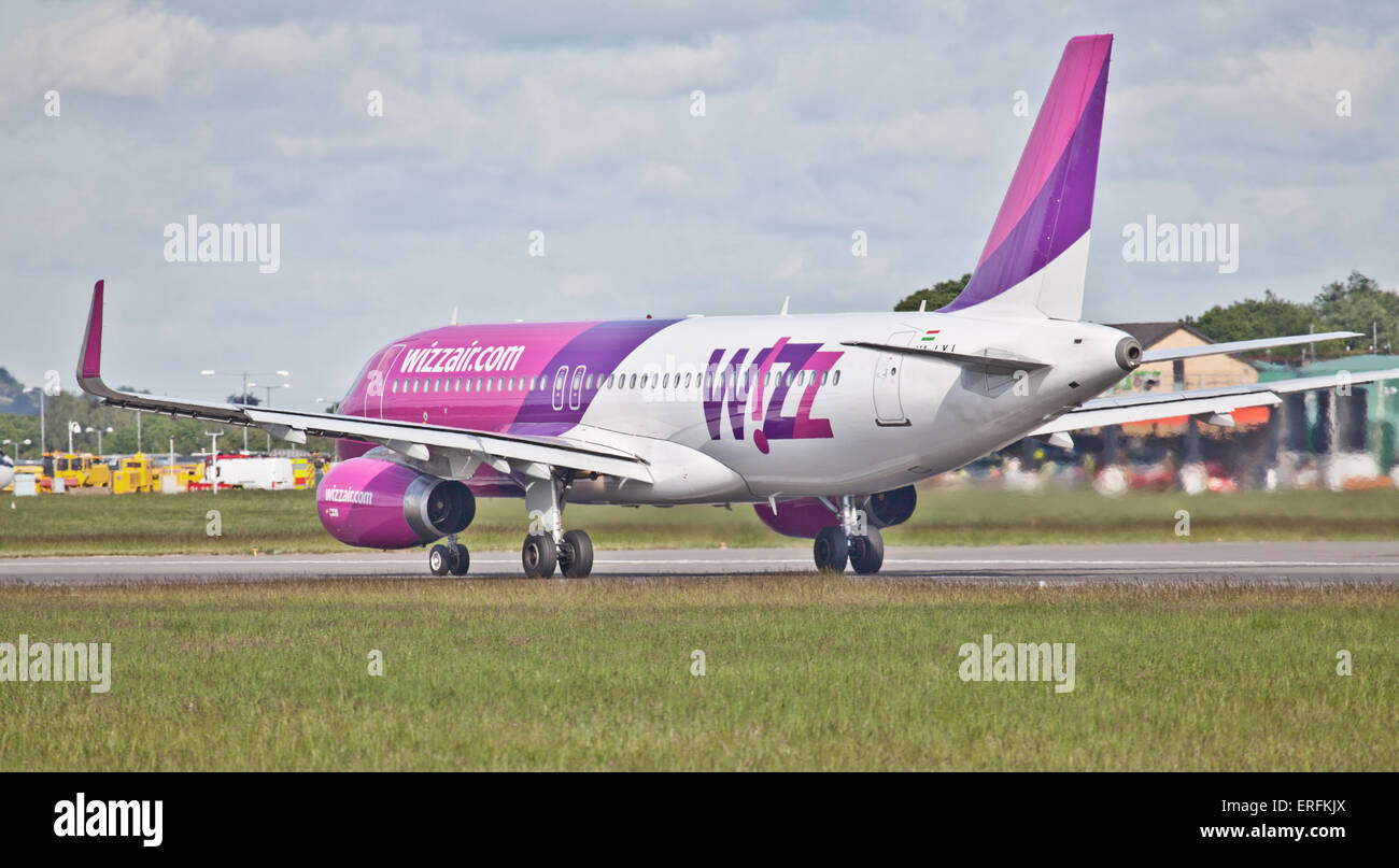 Wizz Air Airbus a320 HA-LYJ taking off from London-Luton Airport LTN ...