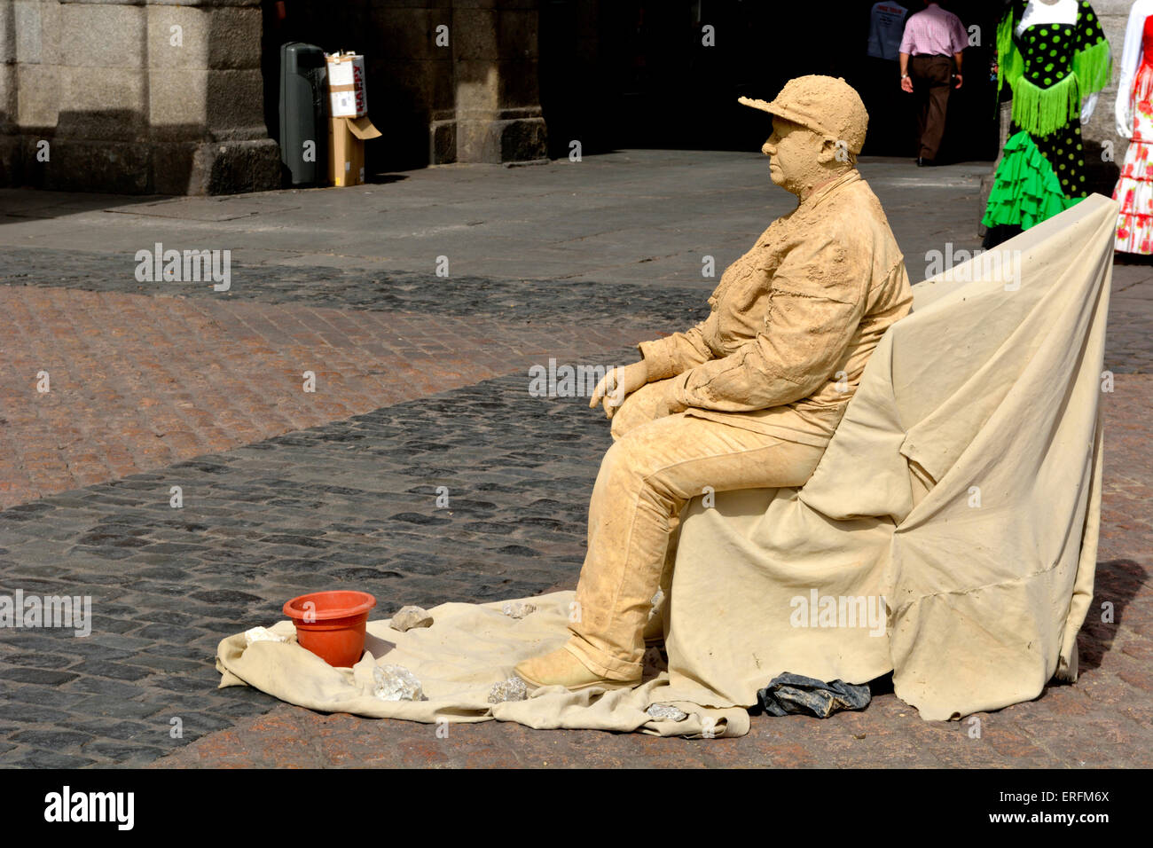 Living statue street artist in Plaza Mayor, Madrid, Spain Stock Photo ...