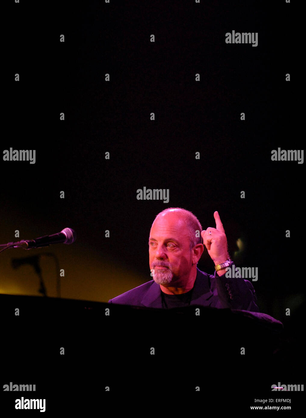 American singer songwriter and pianist hi-res stock photography and ...