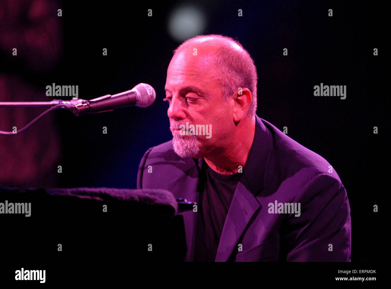 Singer pianist hi-res stock photography and images - Alamy