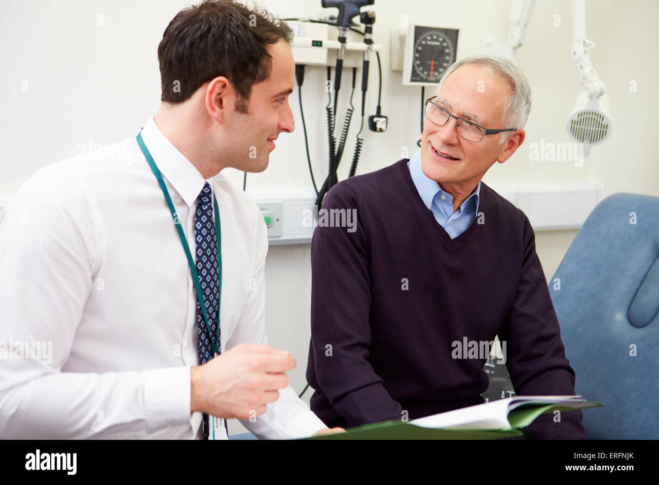 Patient discussing gp hi-res stock photography and images - Alamy