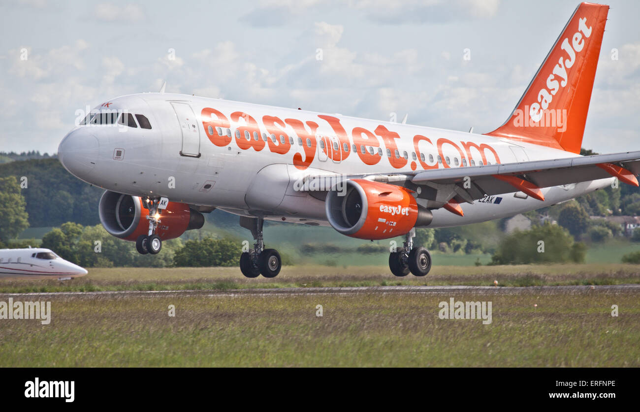 easyJet Airbus a319 G-EZAK landing at London-Luton Airport LTN Stock ...