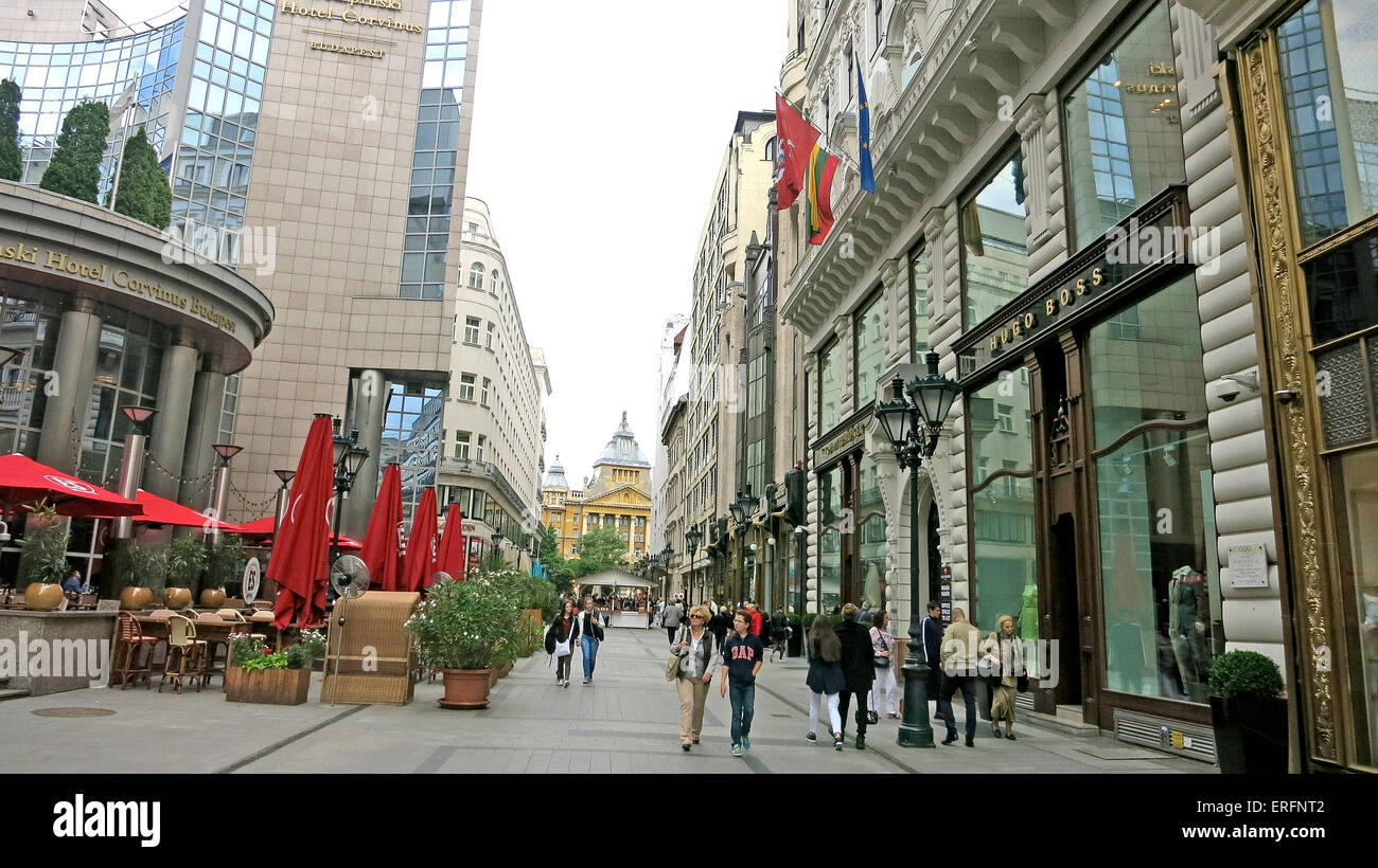Busy urban street scene hi-res stock photography and images - Alamy
