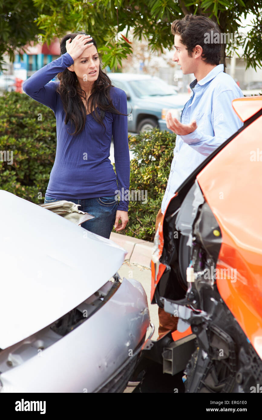 People inspecting race car hi-res stock photography and images - Alamy