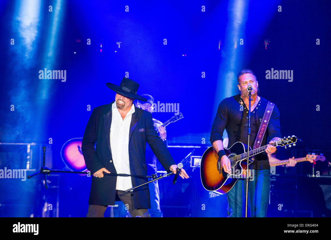 Eddie montgomery and troy gentry hi-res stock photography and images ...