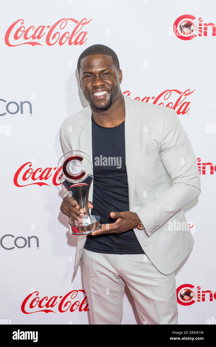 Actor Kevin Hart, winner of CinemaCon's Comedy Star of the Year ...