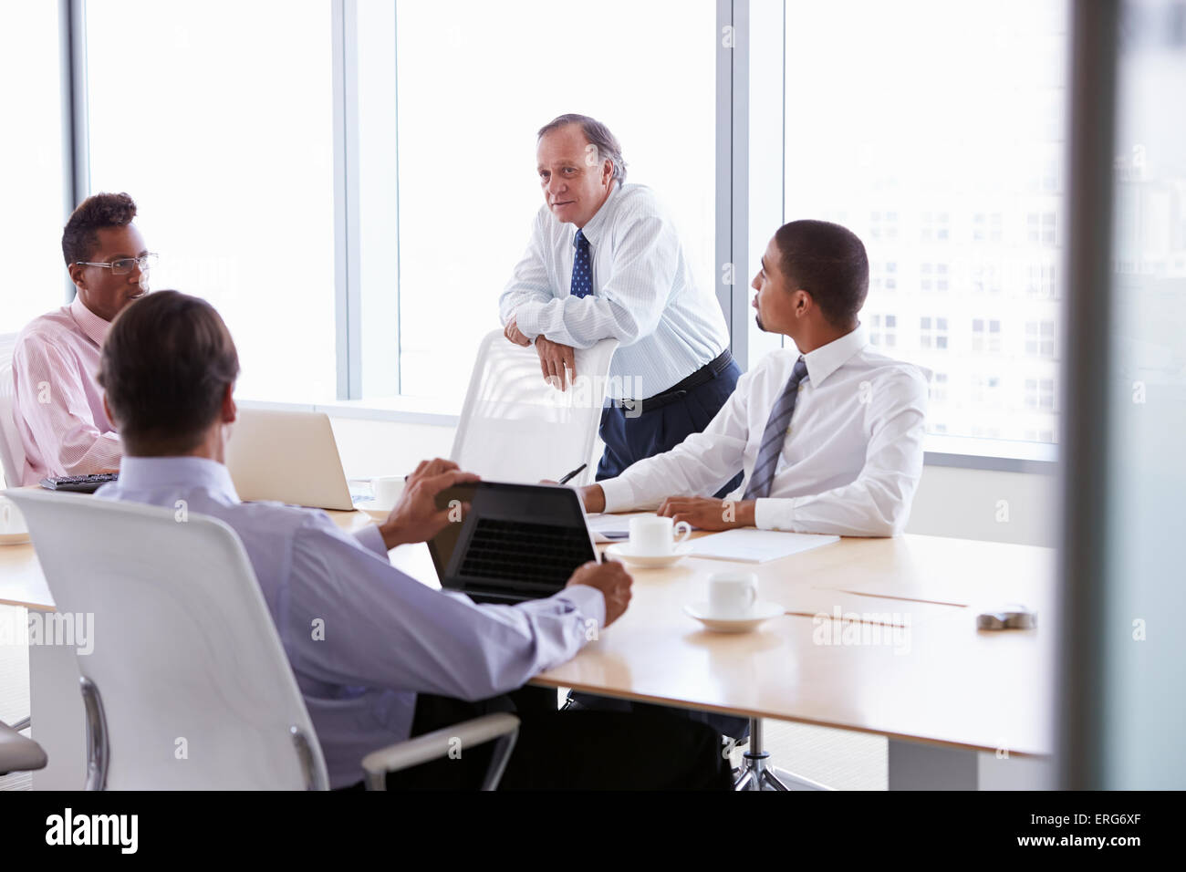Seniors working around table hi-res stock photography and images - Alamy