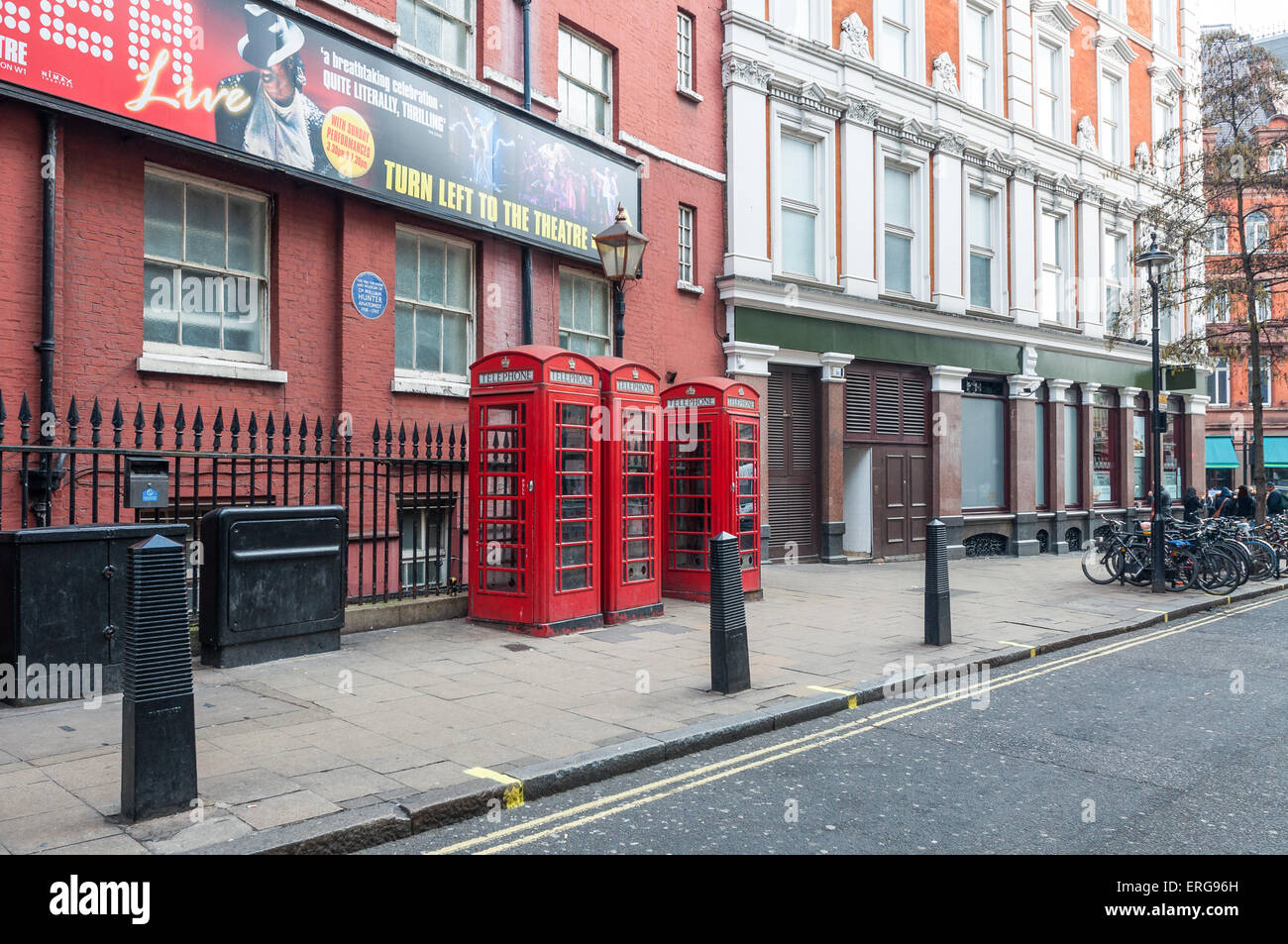 red famous telephone cabin in london Stock Photo - Alamy