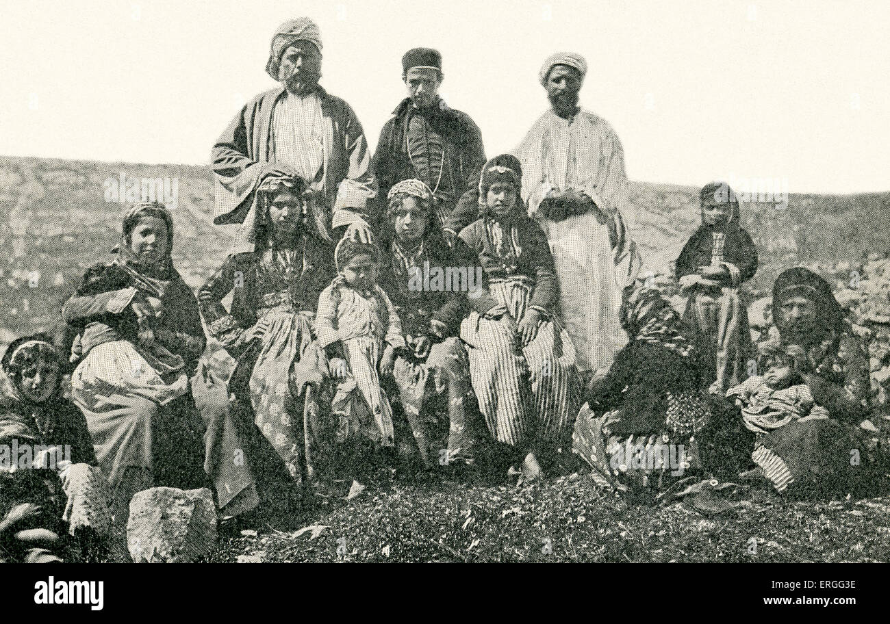 Family in traditional dress hi-res stock photography and images - Alamy