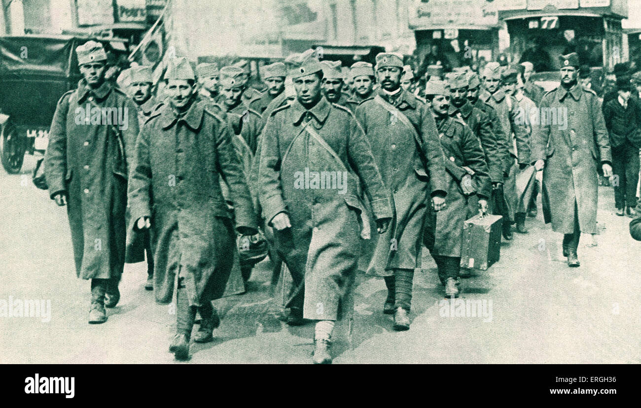 Ww1 soldiers marching hi-res stock photography and images - Alamy
