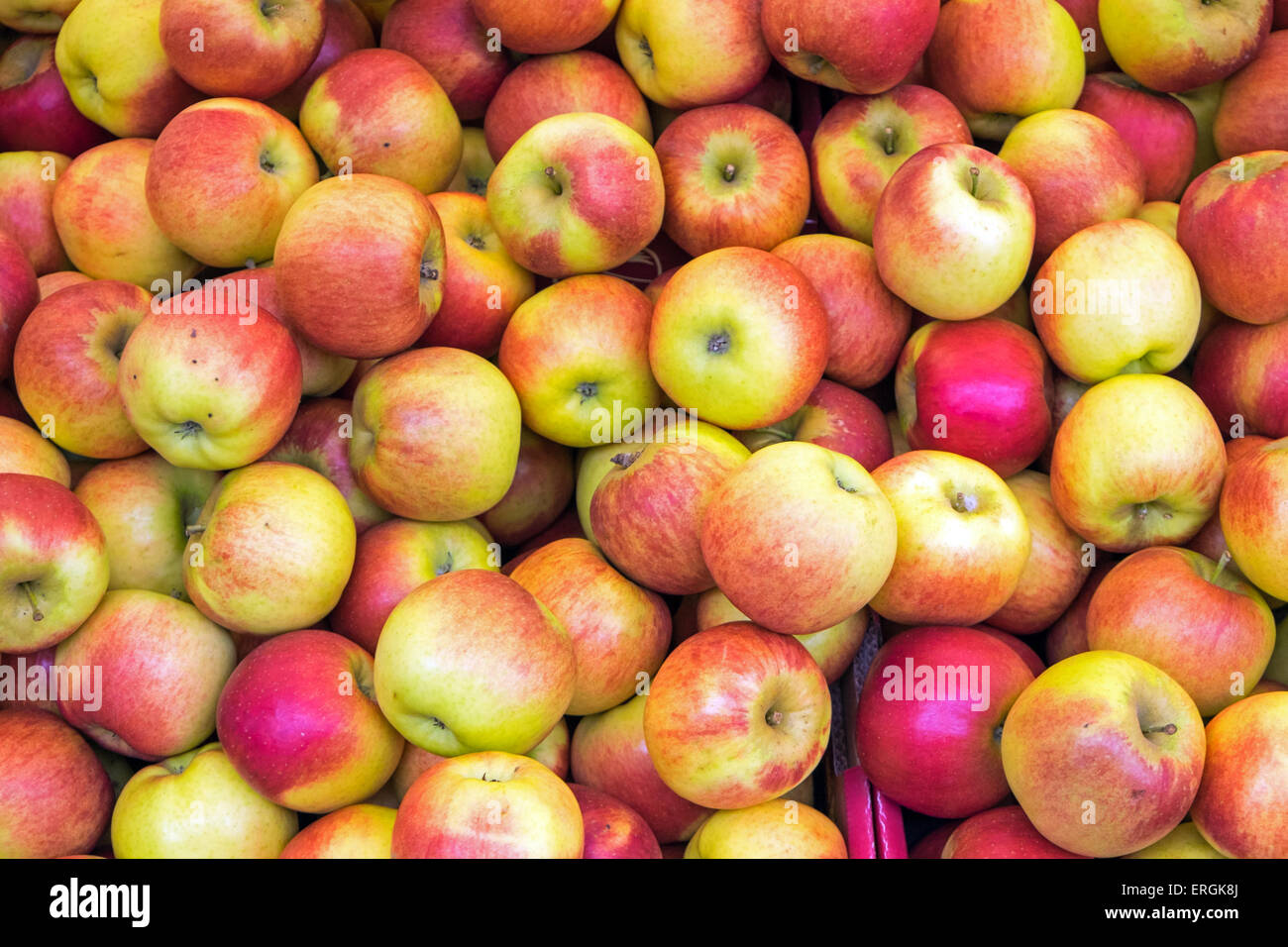 Red and yellow apples seen at a market Stock Photo - Alamy