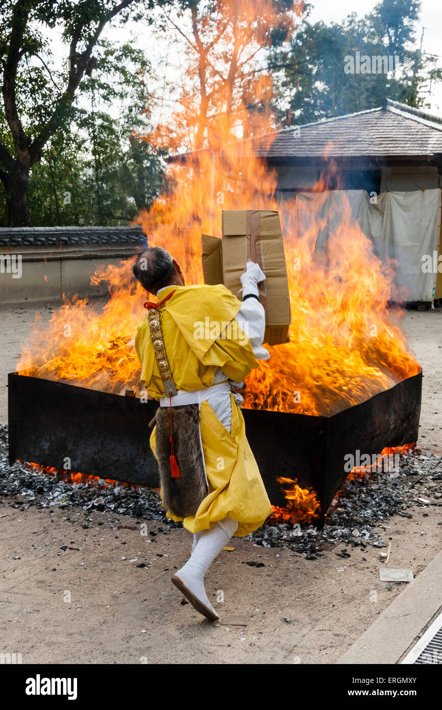 Japan, Nishinomiya, Mondo Yakujin temple. Yearly burning ritual, with ...
