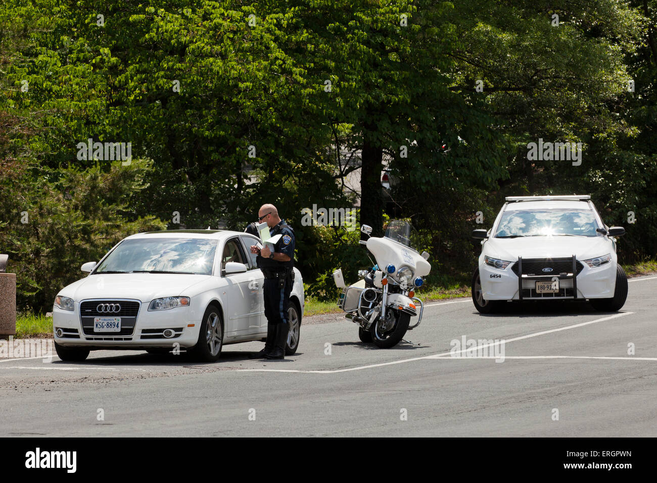 Policeman making traffic stop - Arlington, Virginia USA Stock Photo - Alamy