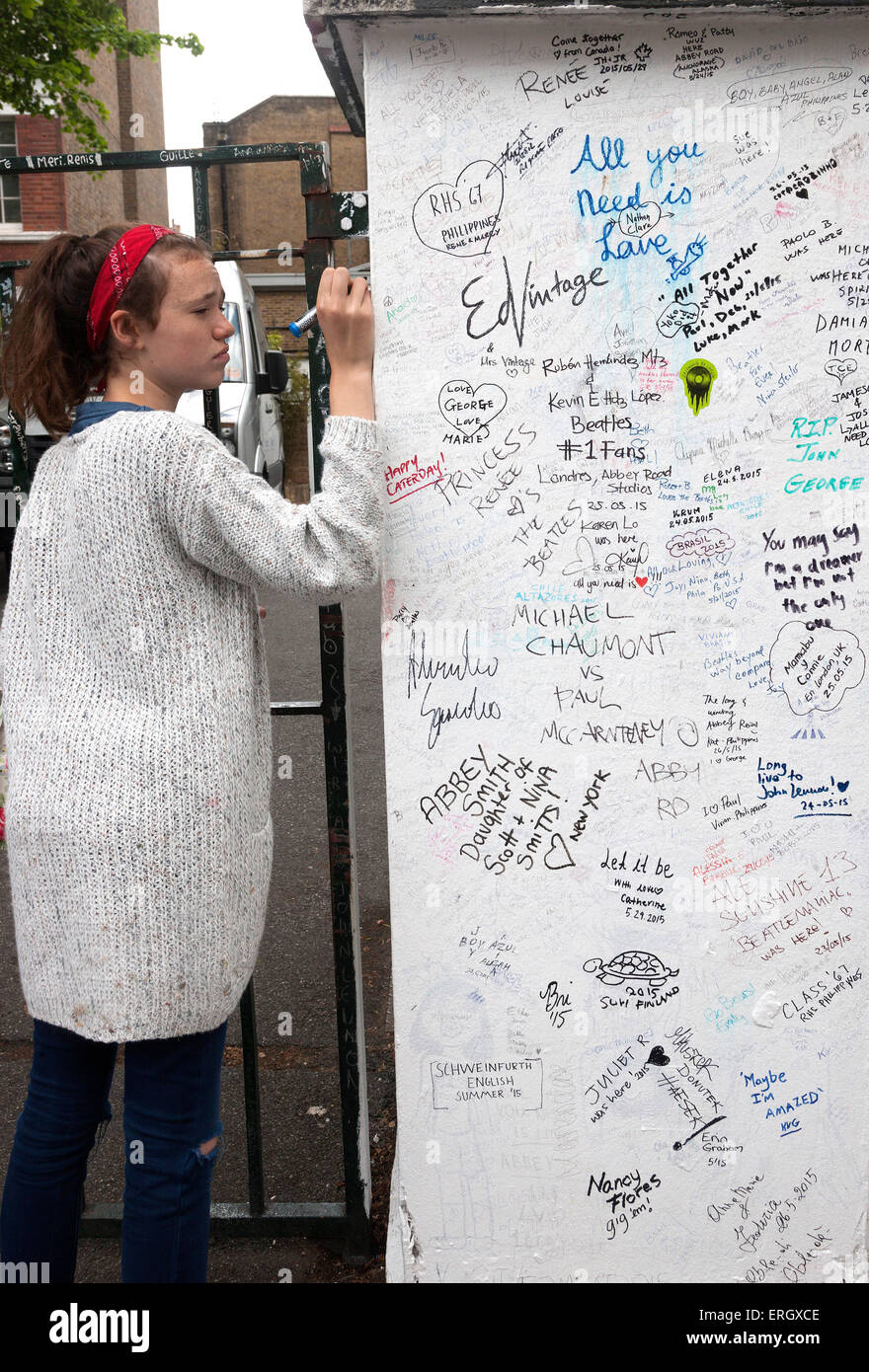 Beatles fans writing on wall at Abbey Road studios Stock Photo - Alamy
