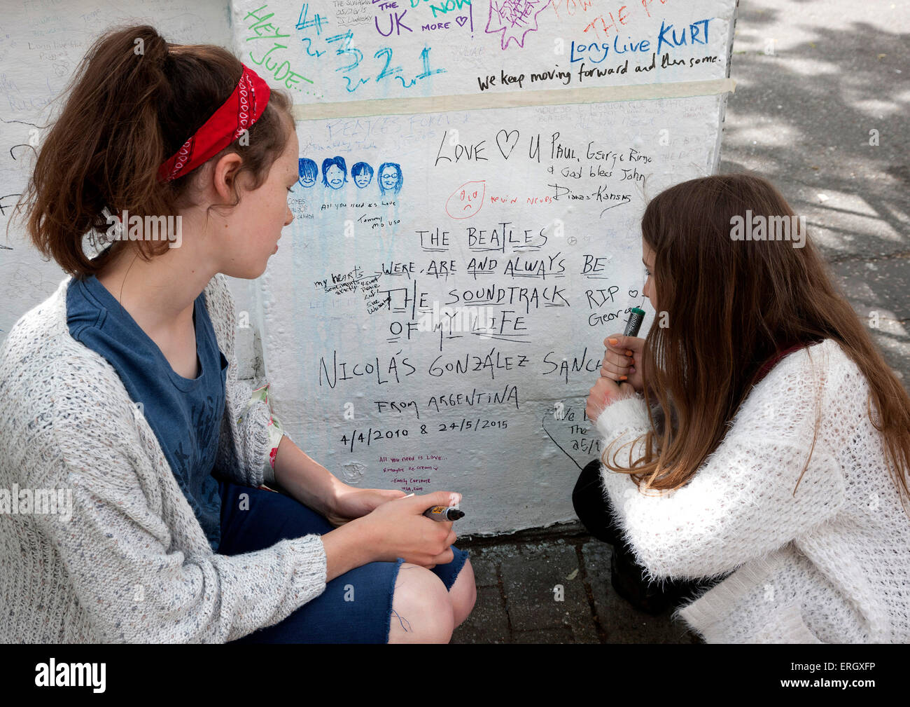 Beatles fans writing on wall at Abbey Road studios Stock Photo - Alamy
