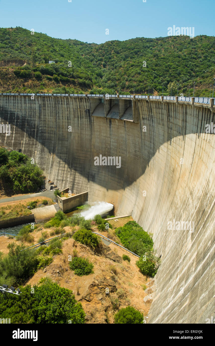 Large concrete reservoir dam surrounded by forest Stock Photo - Alamy