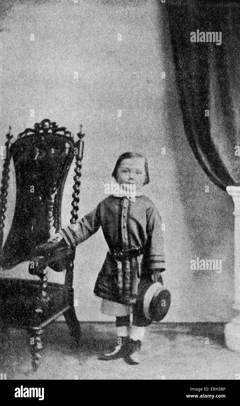 Sherlock holmes portrait hi-res stock photography and images - Alamy